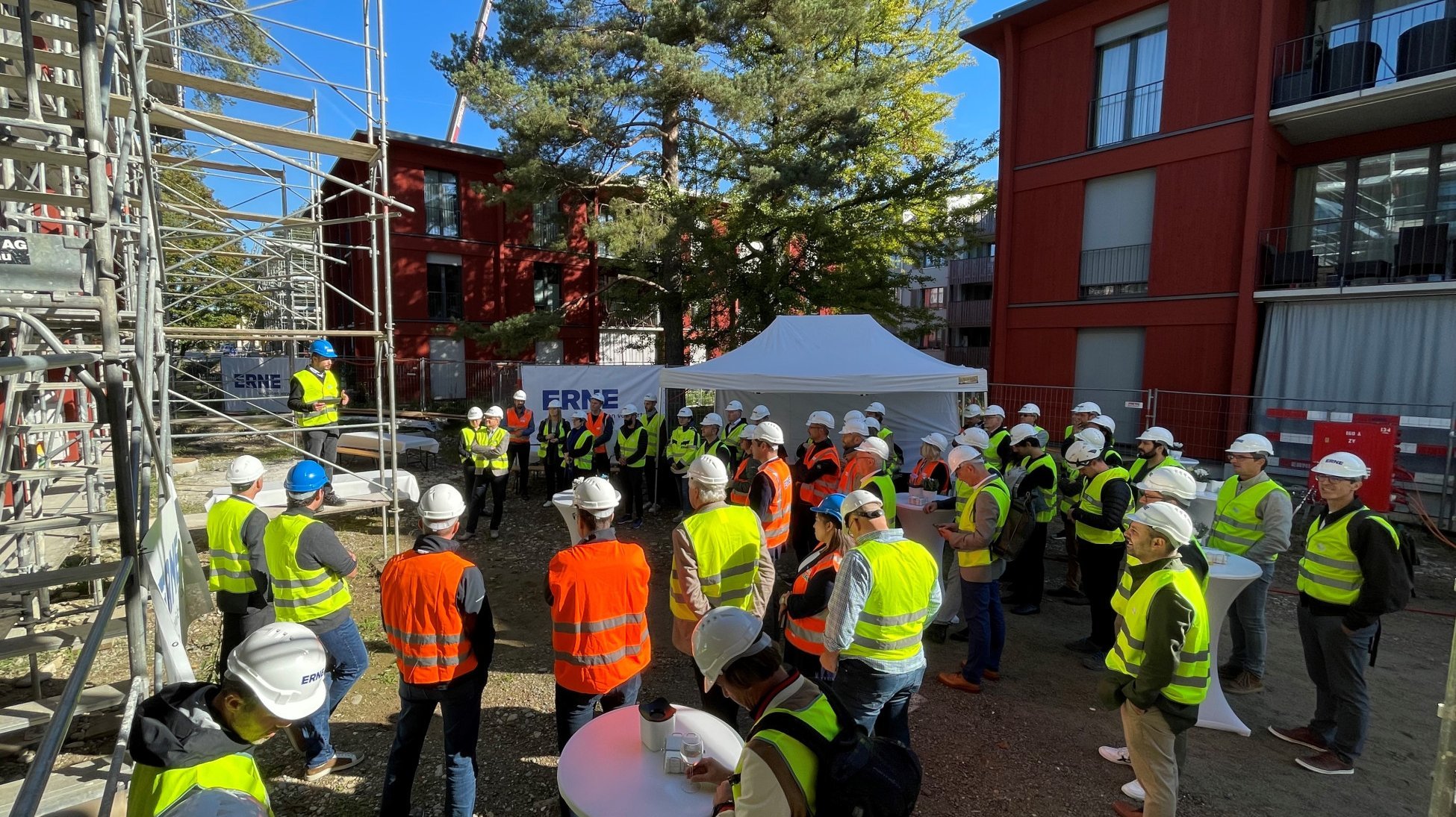 Live-Modulmontage am Hirtenweg in Riehen